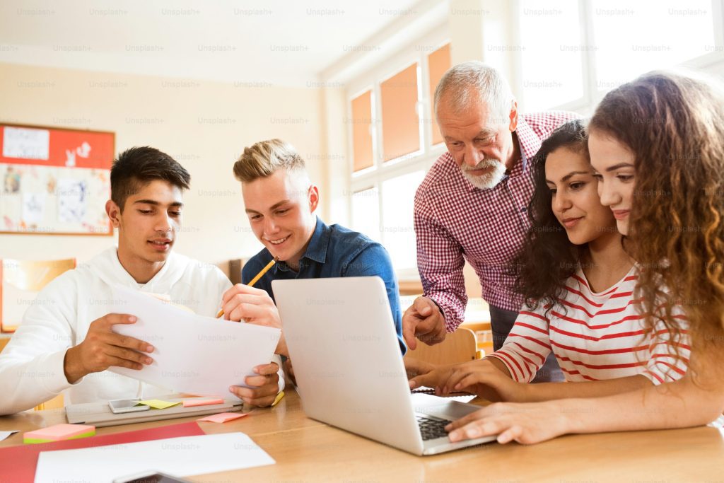 How does gradebook software support hybrid and online learning models